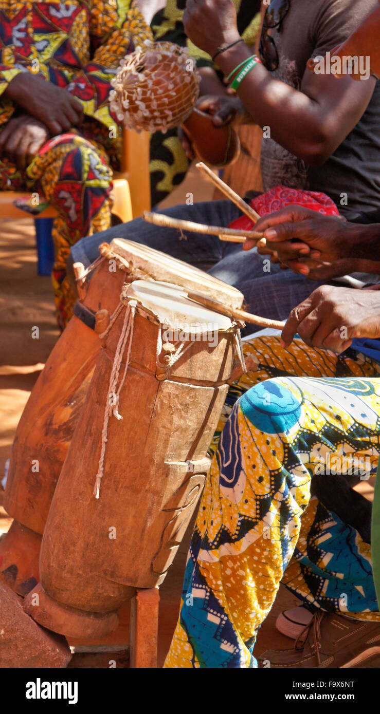 Musikinstrumente in Ewe Tron Vodun (Voodoo) Zeremonie, Lome, Togo ...