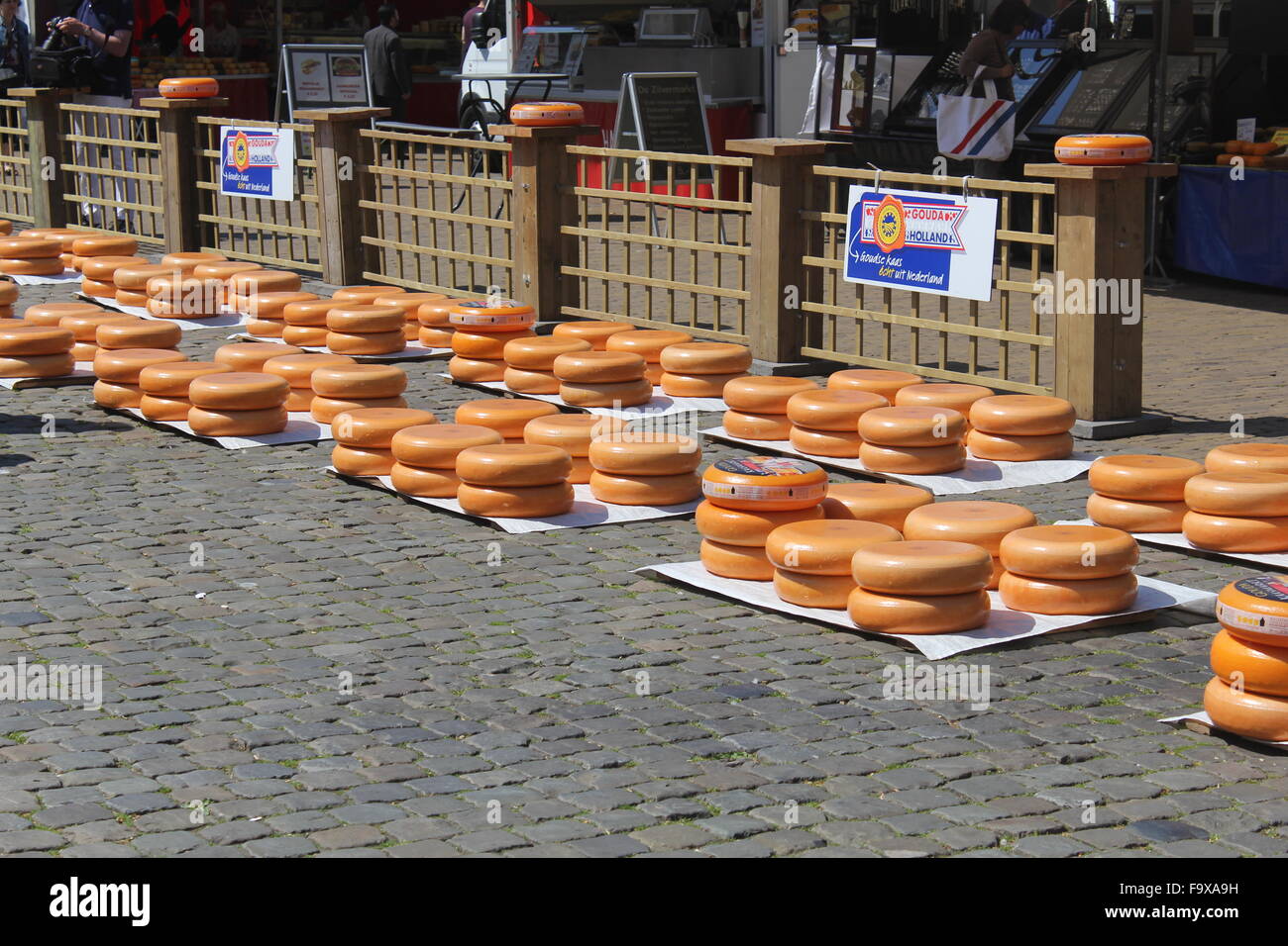 Gouda-Käse ganze Runden auf dem gepflasterten Boden auf dem Käsemarkt ...