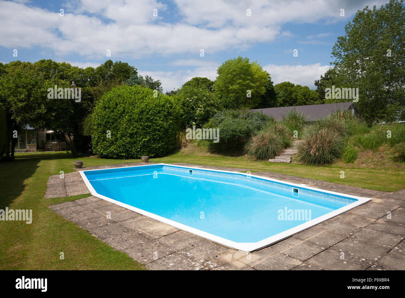 House garden swimming pool uk -Fotos und -Bildmaterial in hoher ...