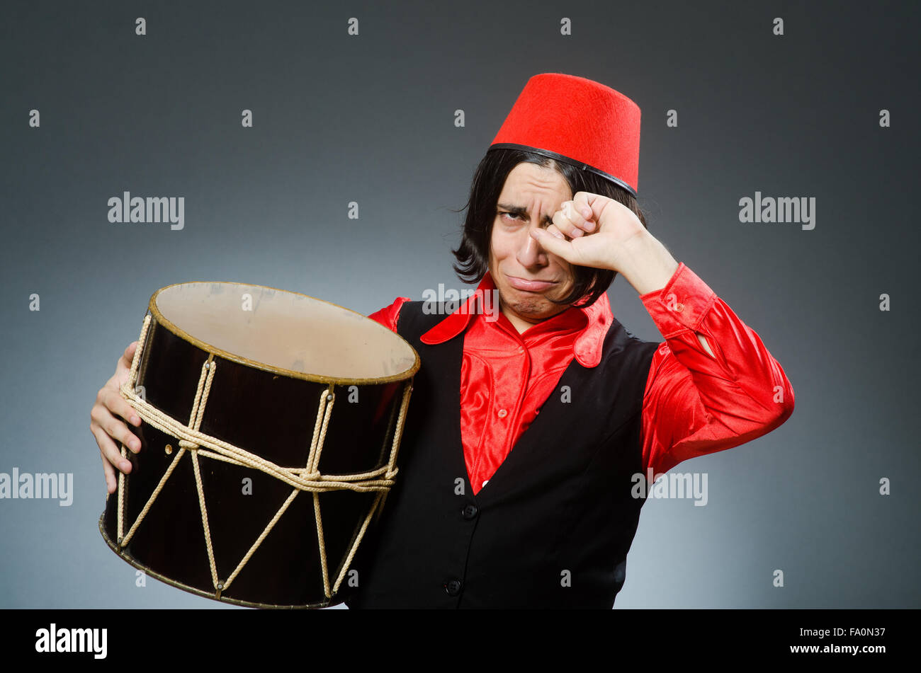Mann trägt rote Fez Hut Stockfotografie - Alamy