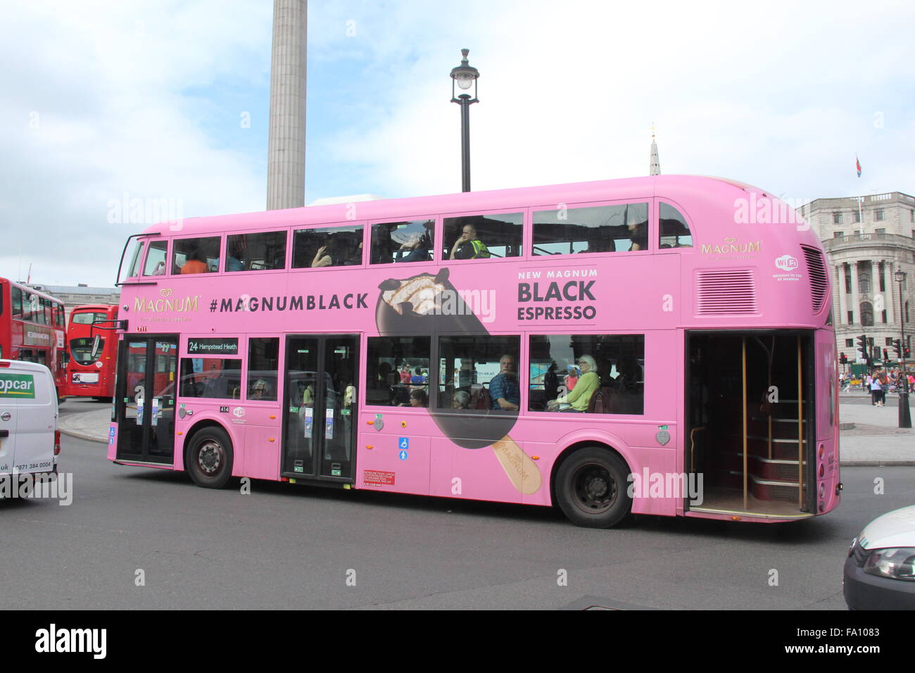 London bus side view -Fotos und -Bildmaterial in hoher Auflösung – Alamy