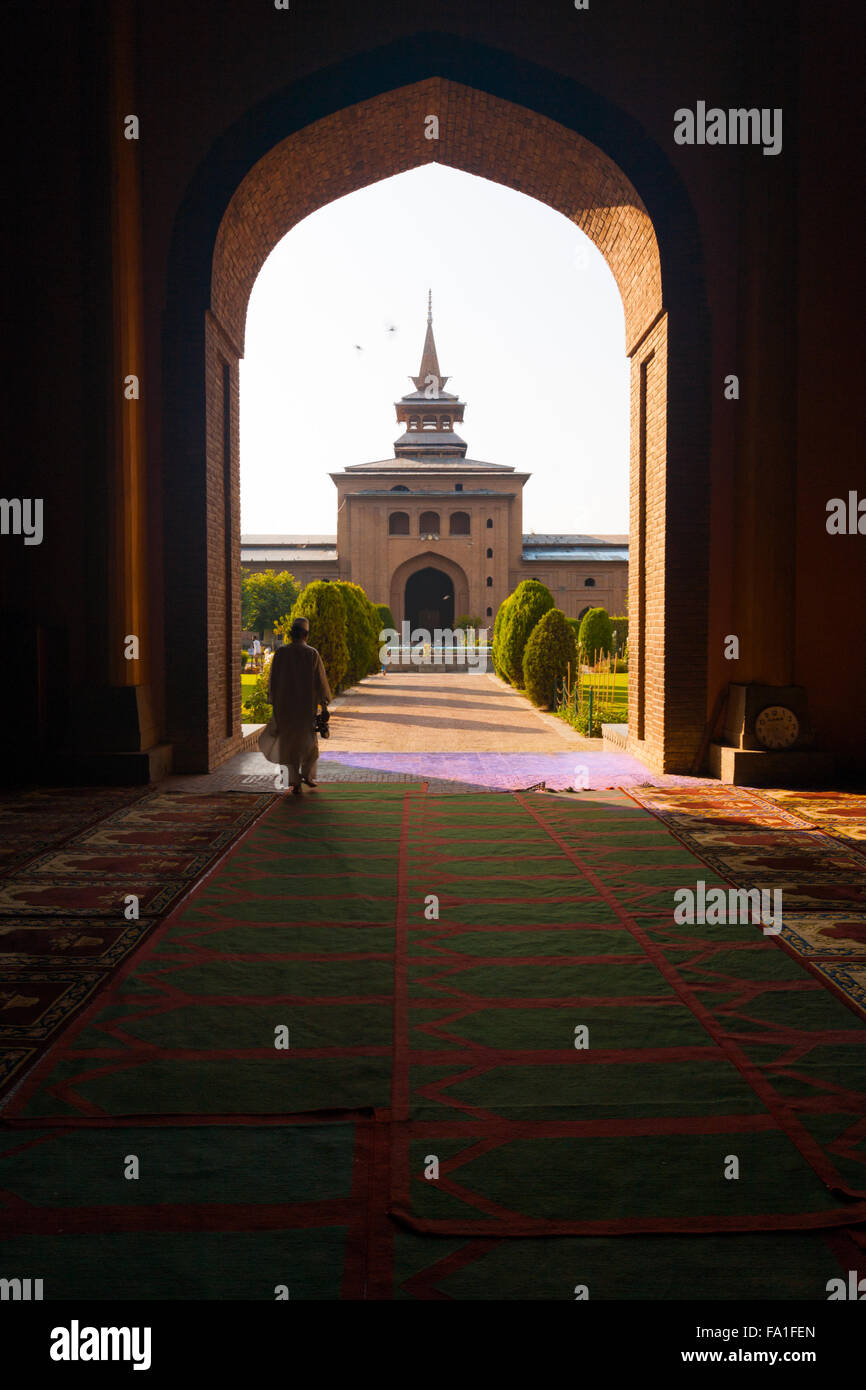 Muslimischen Mann geht durch einen großen offenen Bogen Eingang führt ...