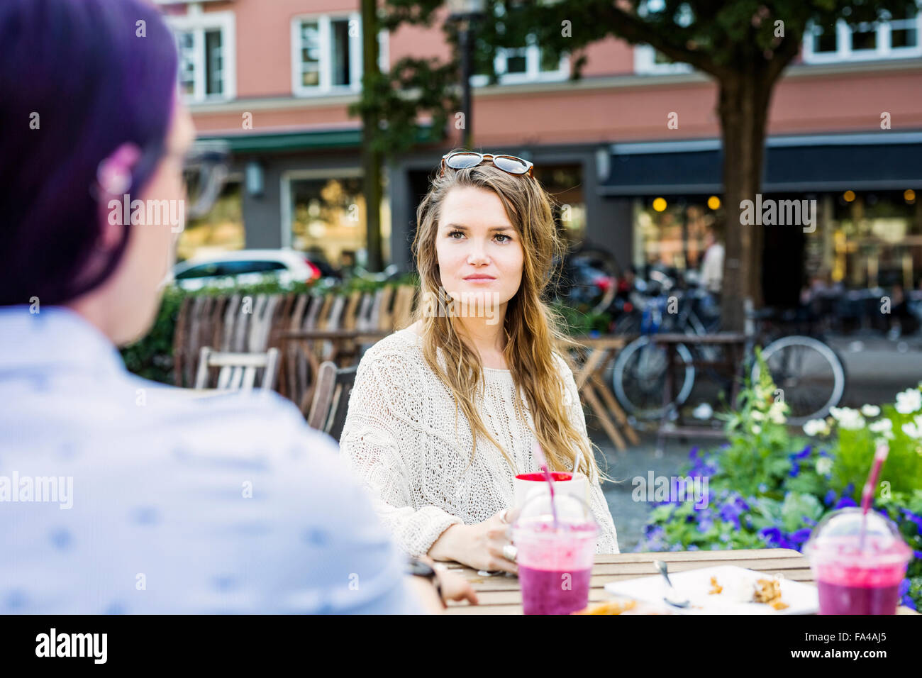 Zwei Junge Frauen Sitzen Im Cafe Stockfotos Und Bilder Kaufen Seite