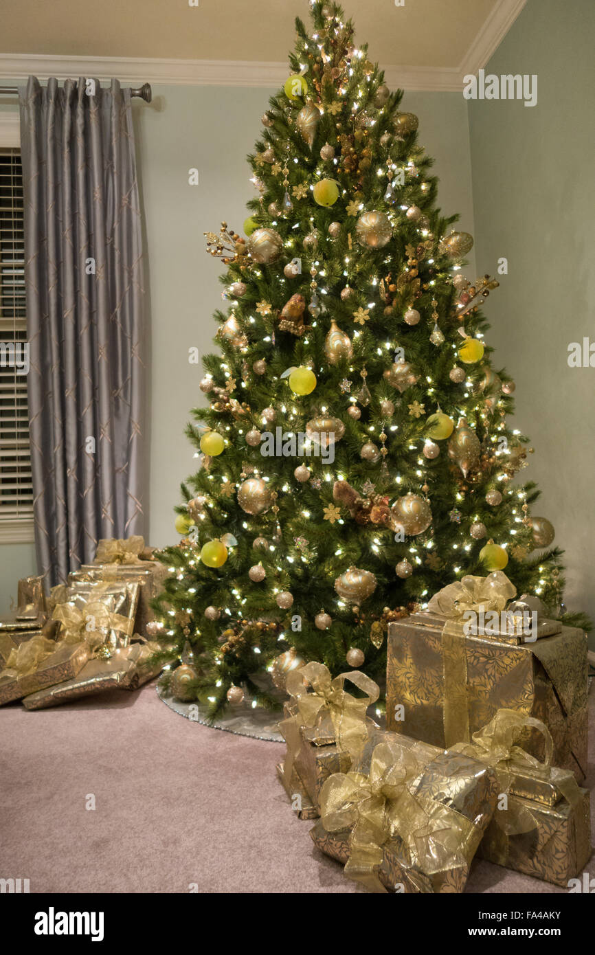 Weihnachtsbaum mit geschenken -Fotos und -Bildmaterial in hoher ...
