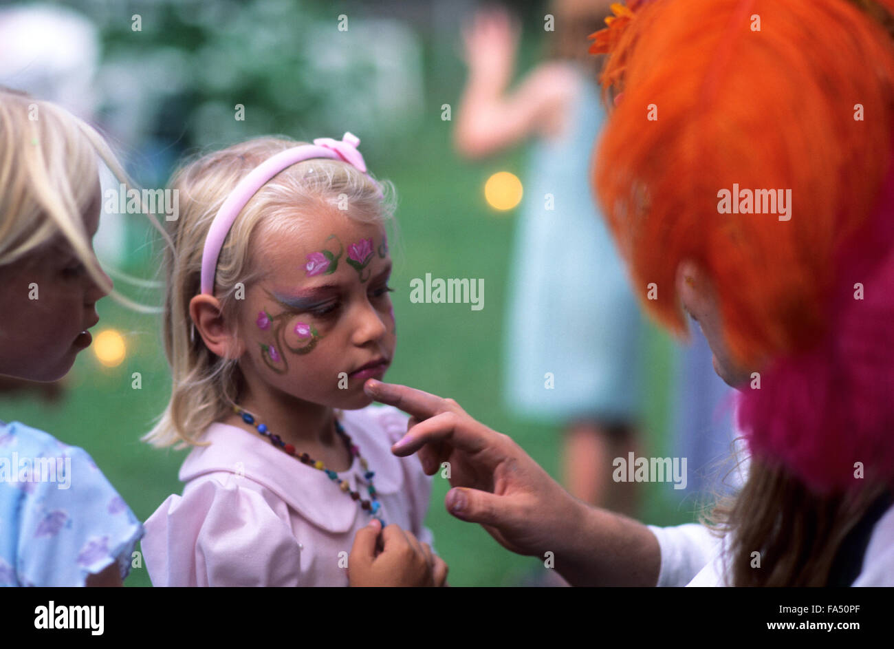 Kind mit gesicht gemalt -Fotos und -Bildmaterial in hoher Auflösung – Alamy