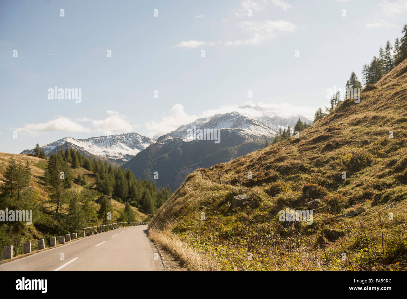 Straße, die durch Berge gegen bewölktem Himmel, Großglockner ...
