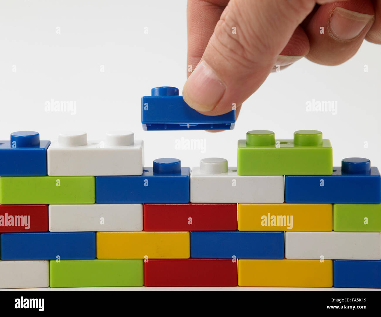 Stack-Hand up Lego set als Wand auf weißem Hintergrund Stockfotografie ...
