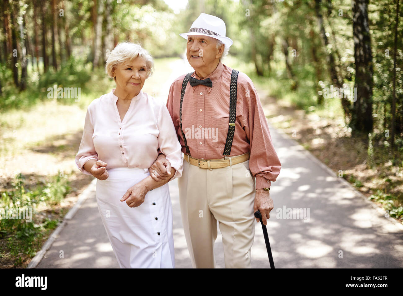 Älteres Ehepaar im Smart Casual-Wear zu Fuß im Sommerpark Stockfoto ...