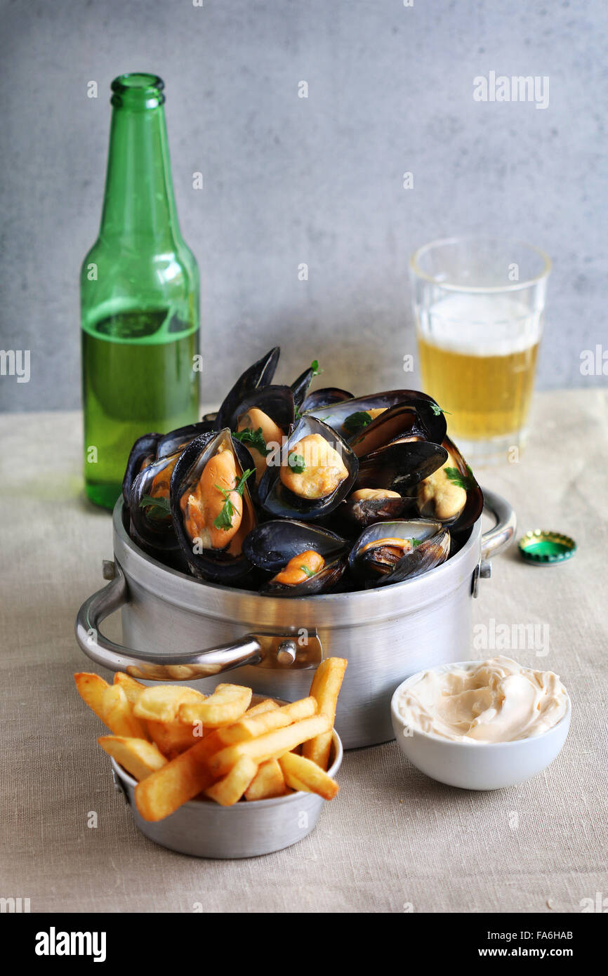 Muscheln mit pommes frites -Fotos und -Bildmaterial in hoher Auflösung ...