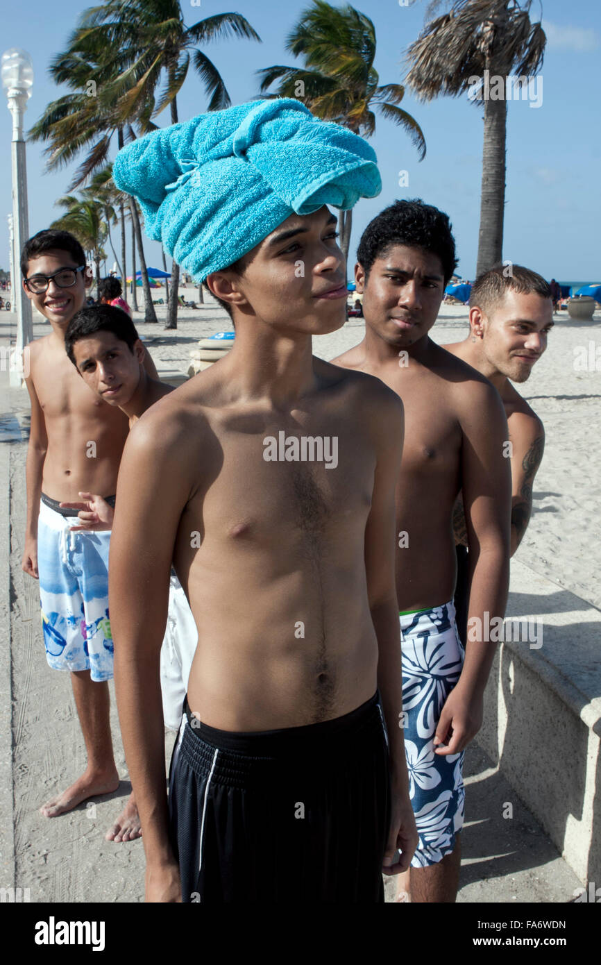 Teenager am strand -Fotos und -Bildmaterial in hoher Auflösung – Alamy