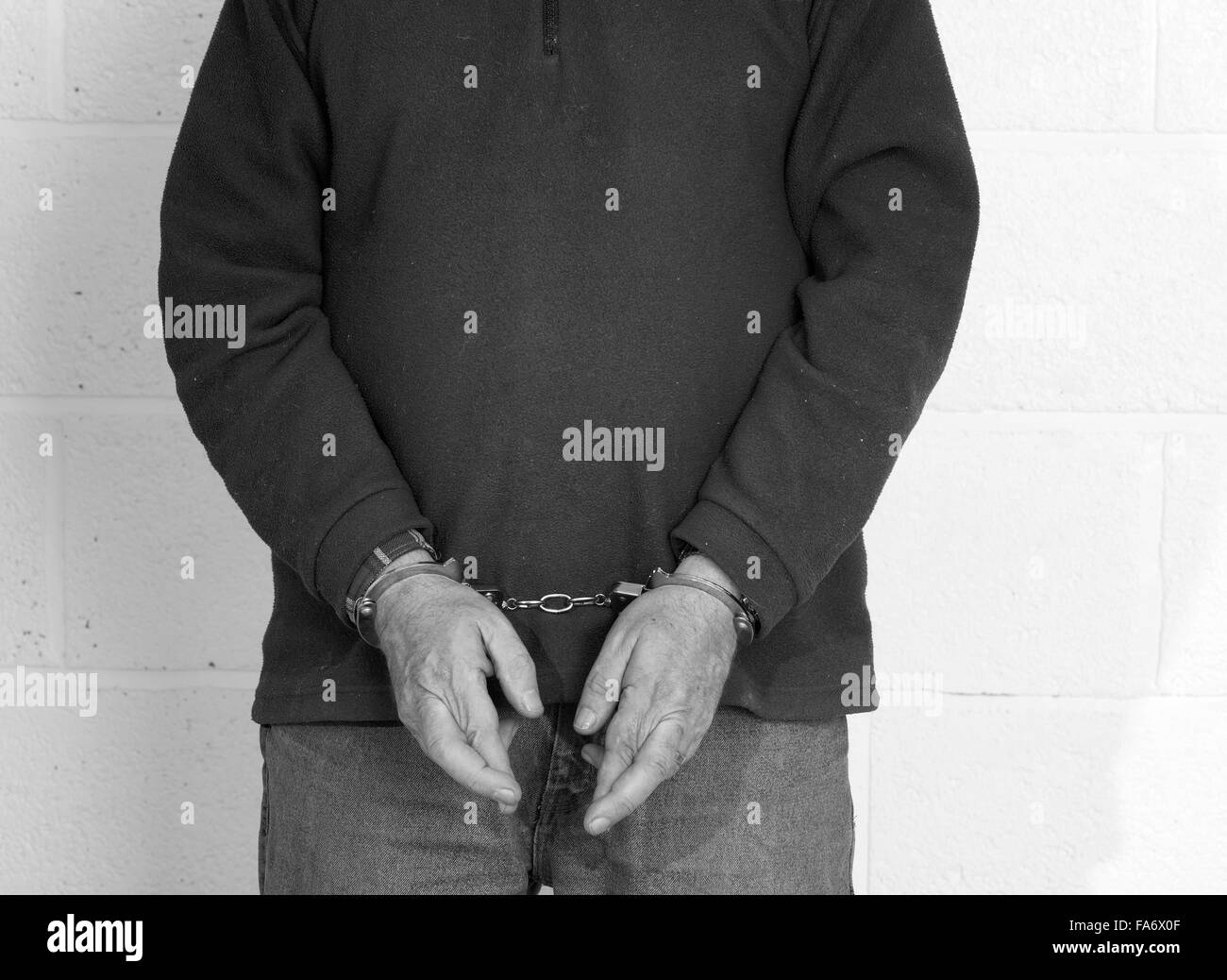 Handschellen mit handschellen Schwarzweiß-Stockfotos und -bilder - Alamy