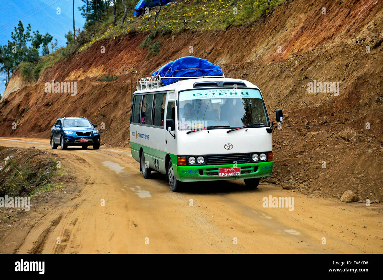 Lokaler Busverkehr auf Thimphu-Punakha-Highway, Bhutan Stockfotografie ...