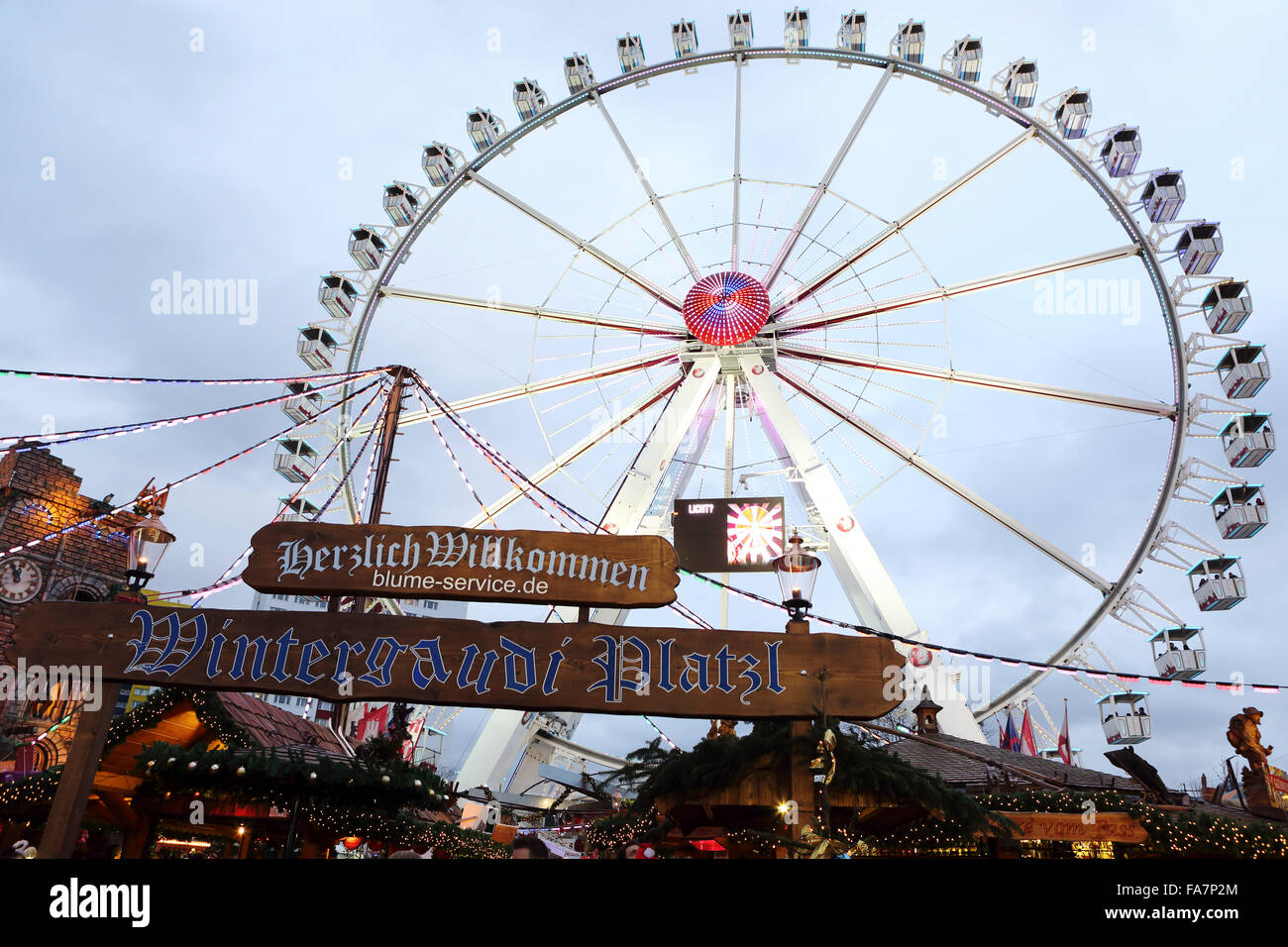 Das Riesenrad am Alexanderplatz Weihnachtsmarkt in Berlin, Deutschland ...