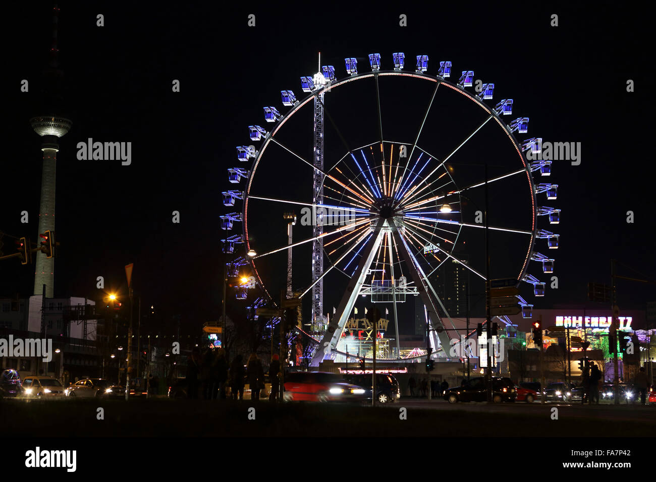 Das Riesenrad auf dem Alexanderplatz Weihnachtsmarkt in Berlin ...