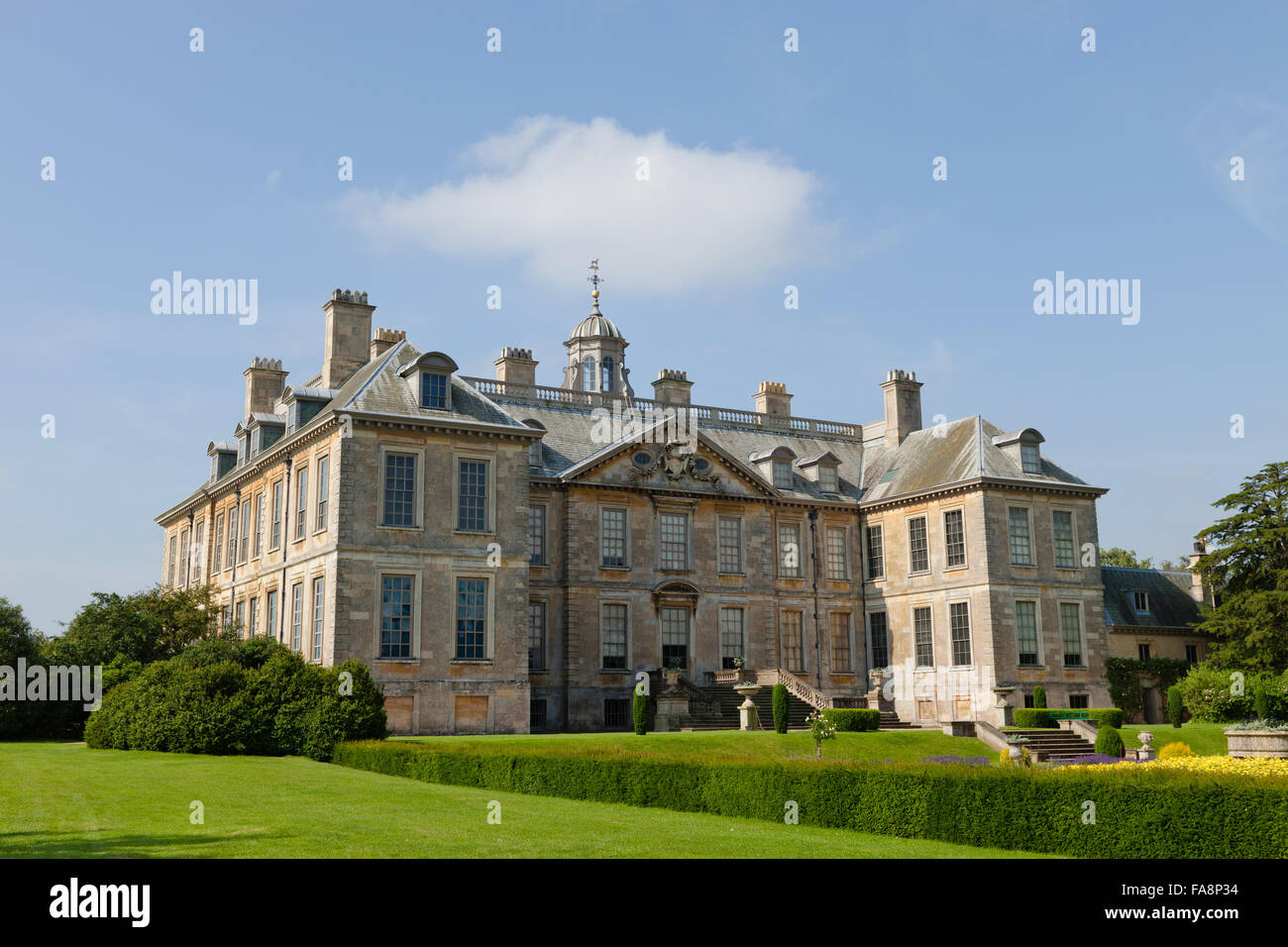 Die Nordfront und holländischen Garten im Juli im Belton House ...