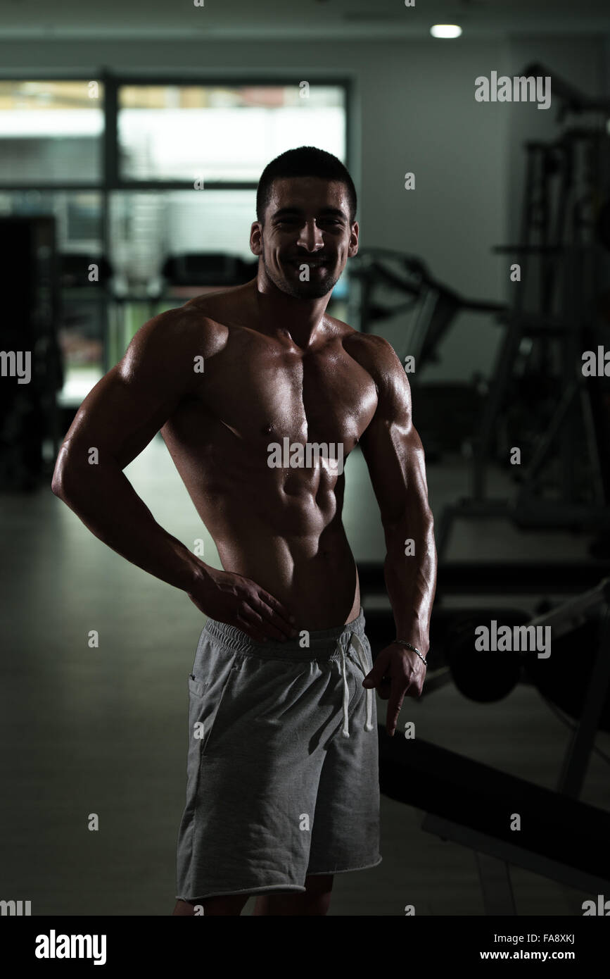 Athlet muskuläre brutale Bodybuilder emotionale posiert In einer ...