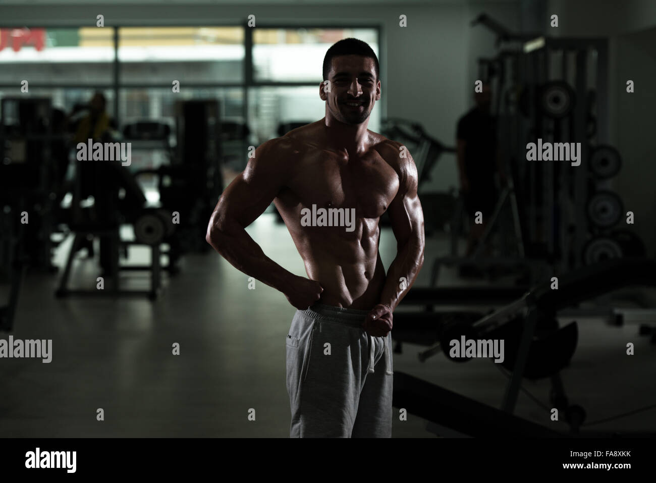 Athlet muskuläre brutale Bodybuilder emotionale posiert In einer ...