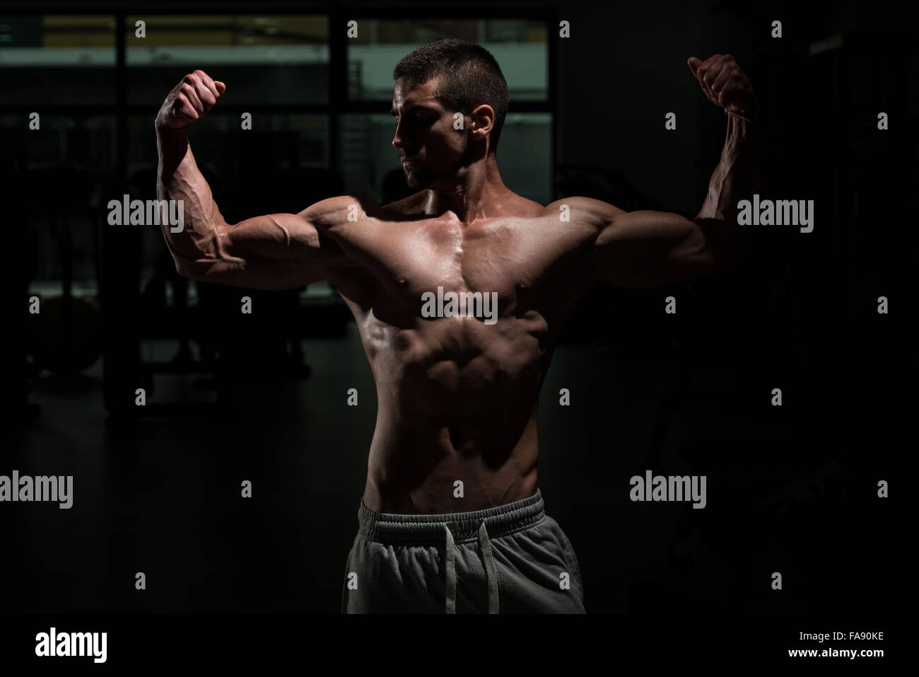 Athlet muskuläre brutale Bodybuilder emotionale posiert In einer ...