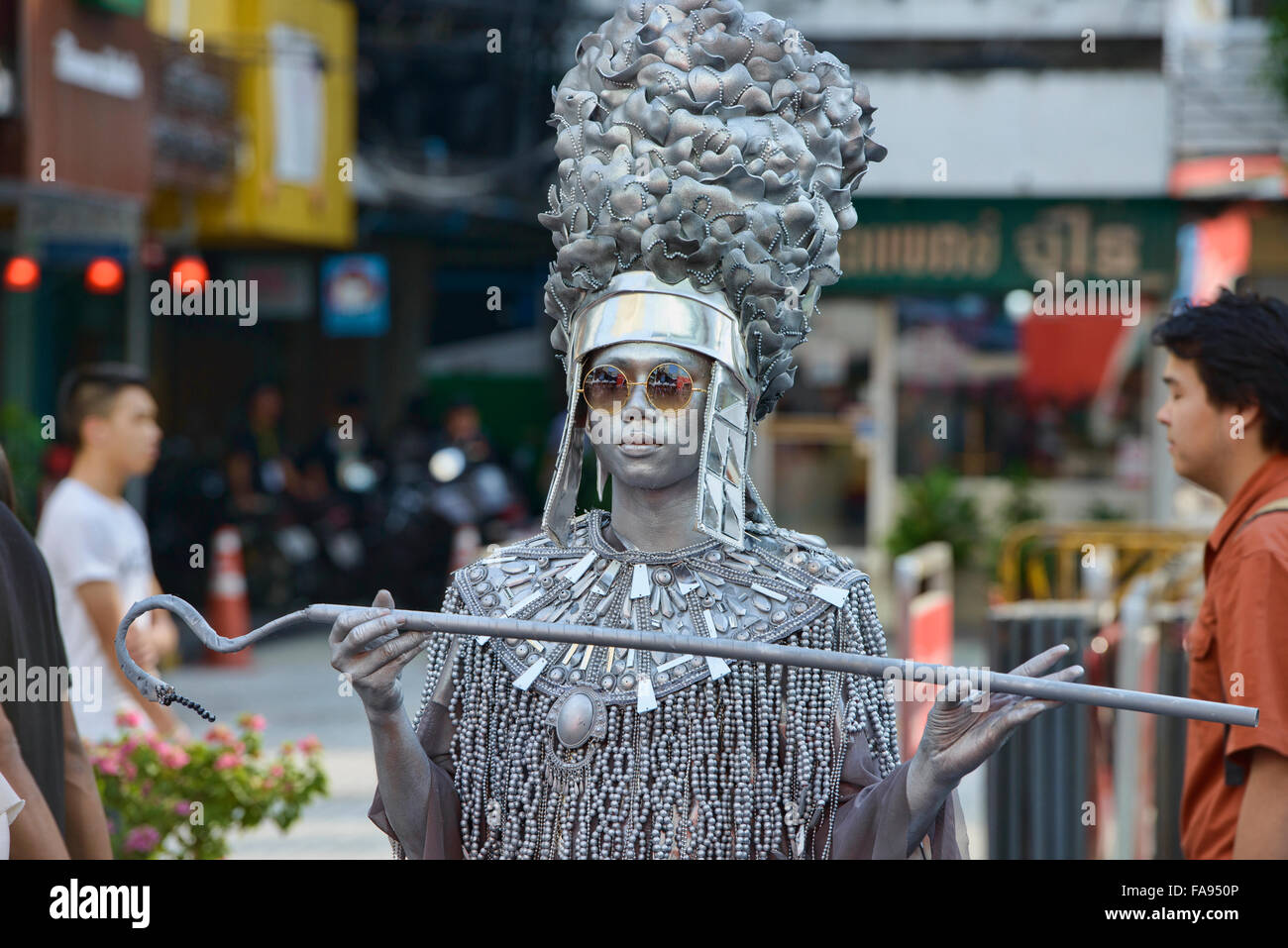 Silver mime street performer -Fotos und -Bildmaterial in hoher ...