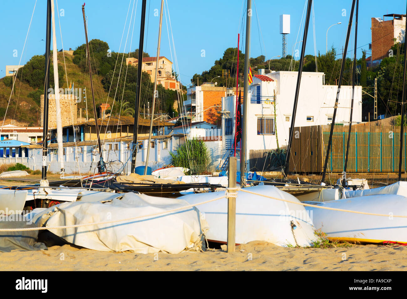 Boote am Strand von Montgat. Katalonien, Spanien Stockfotografie - Alamy