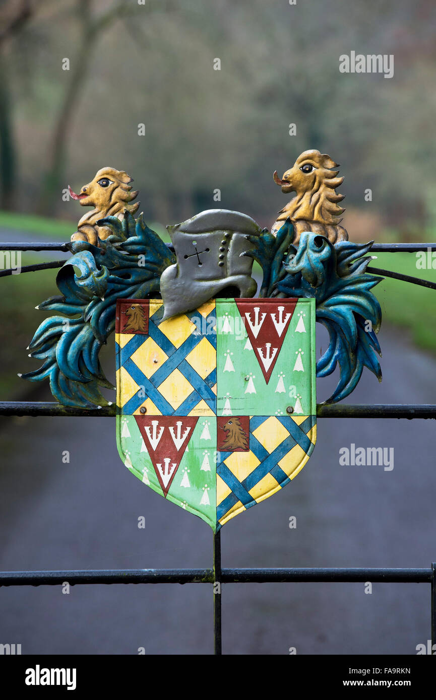 Heraldische Wappen am Herrenhaus Hotel Gates. Castle Combe, Wiltshire ...