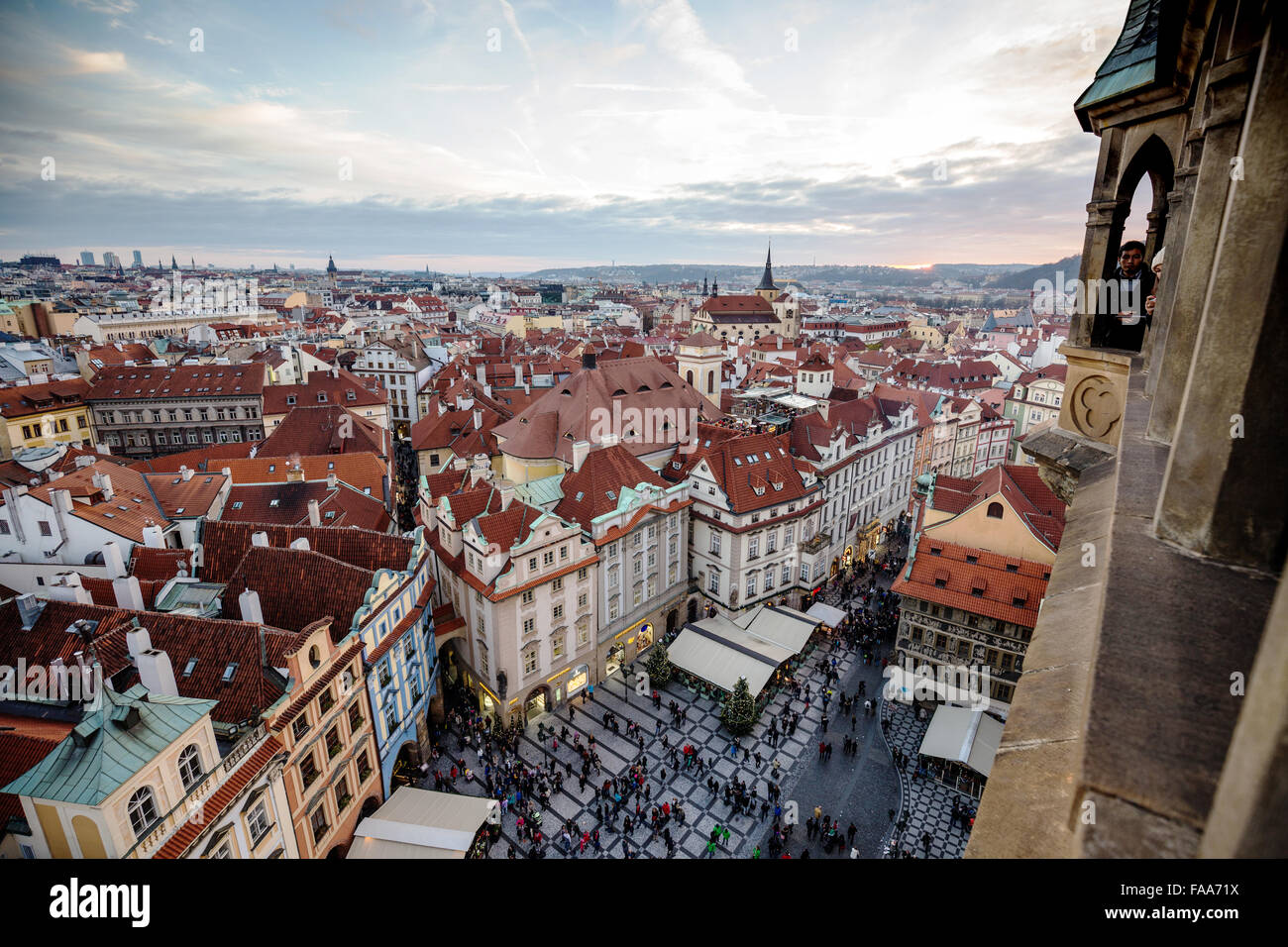 Blick vom Glockenturm der mittelalterlichen Gebaeuden, Cafés und dem ...