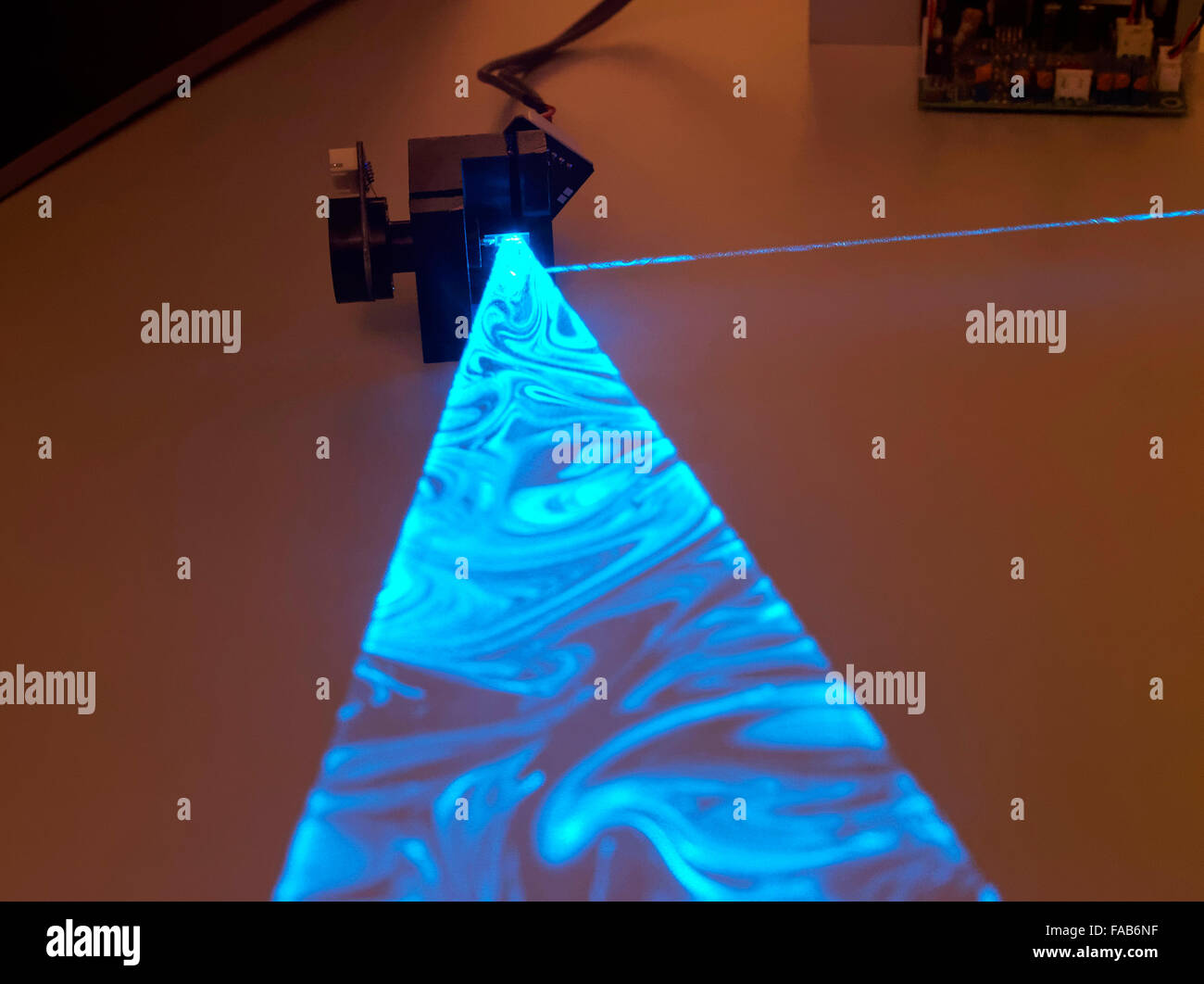 Blauem laserstrahl -Fotos und -Bildmaterial in hoher Auflösung – Alamy