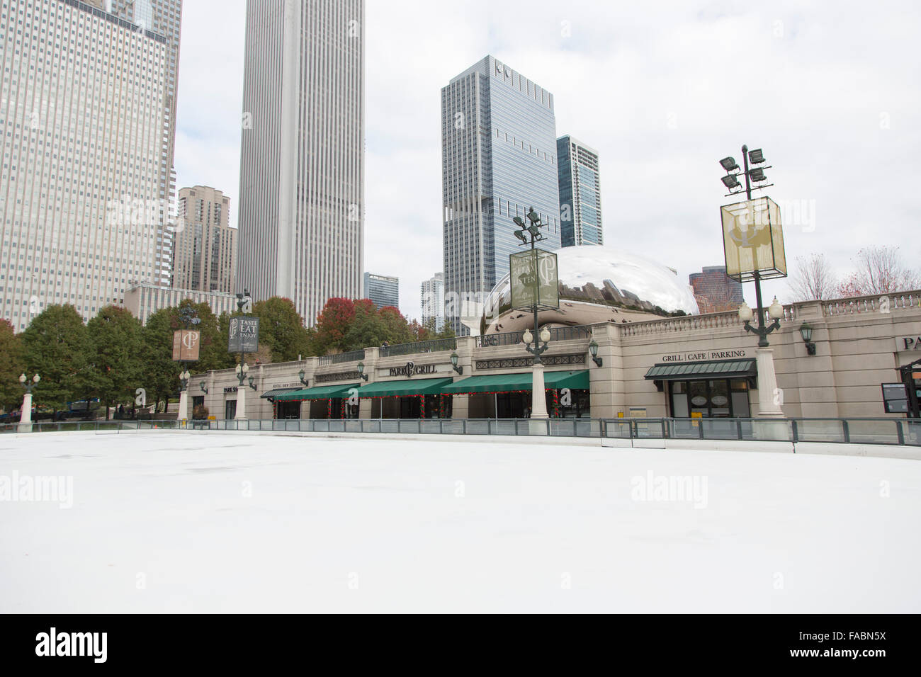 Blick über das Eis auf der McCormick Tribune Plaza & Ice Rink im ...