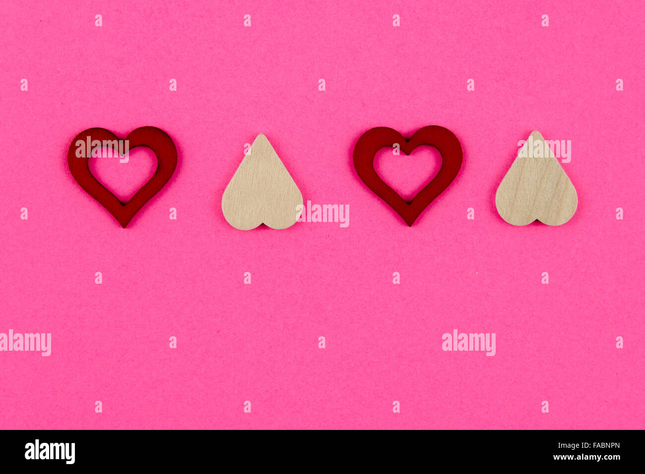 Vier rote Herz Form Symbole über rosa Hintergrund, Liebe Konzept ...