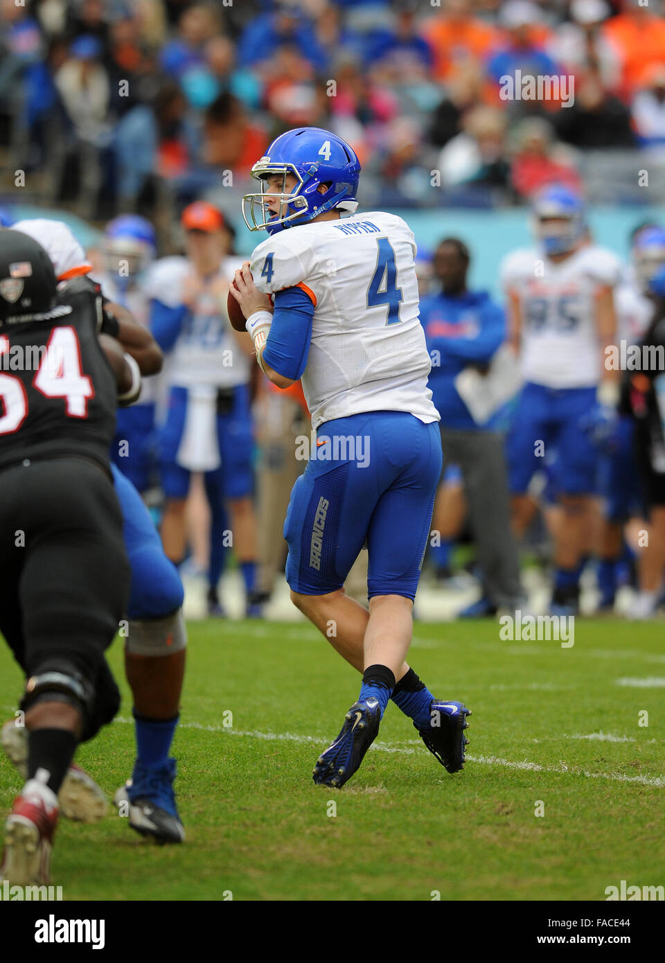 San Diego, CA. 23. Dezember 2015. Broncos quarterback (4) Brett Rypien ...