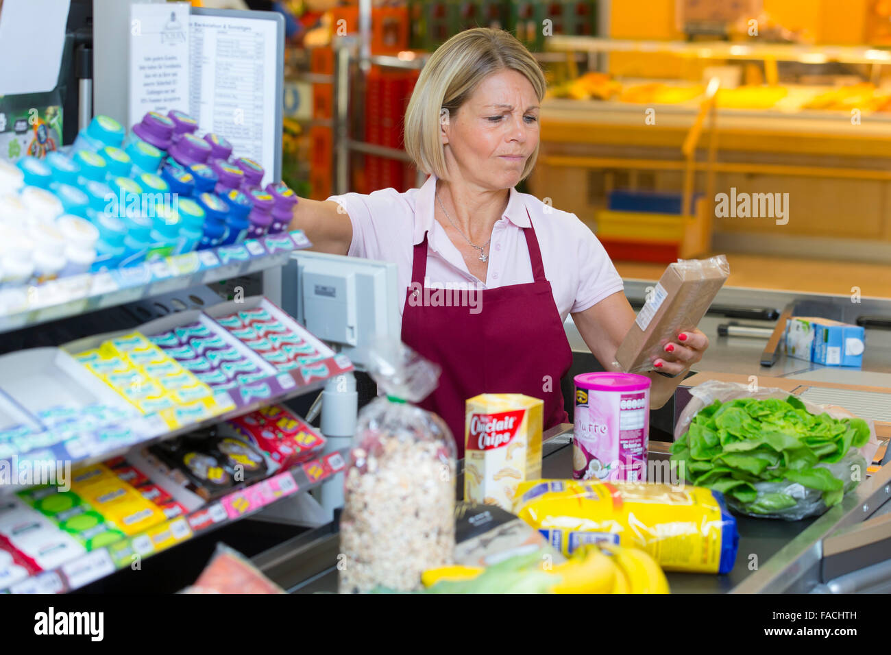 Kassierer supermarkt -Fotos und -Bildmaterial in hoher Auflösung – Alamy