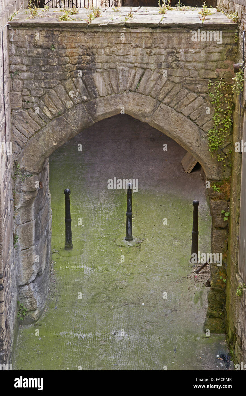 Stein-Torbogen mit Pfad unten in England Stockfotografie - Alamy
