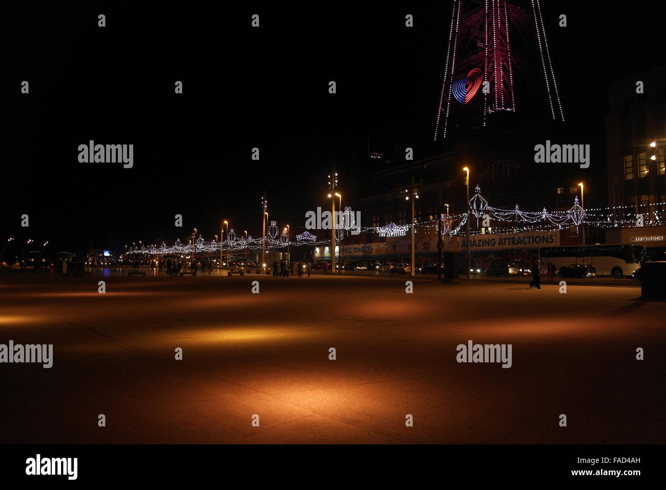 1 illuminated blackpool tower standing rising left background -Fotos ...