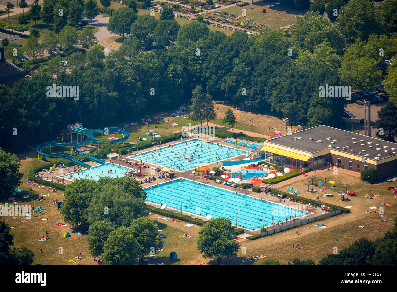 Luftbild, Schwimmbad, blaues Wasser, Baden, Sonnenbaden, Sonnenanbeter ...