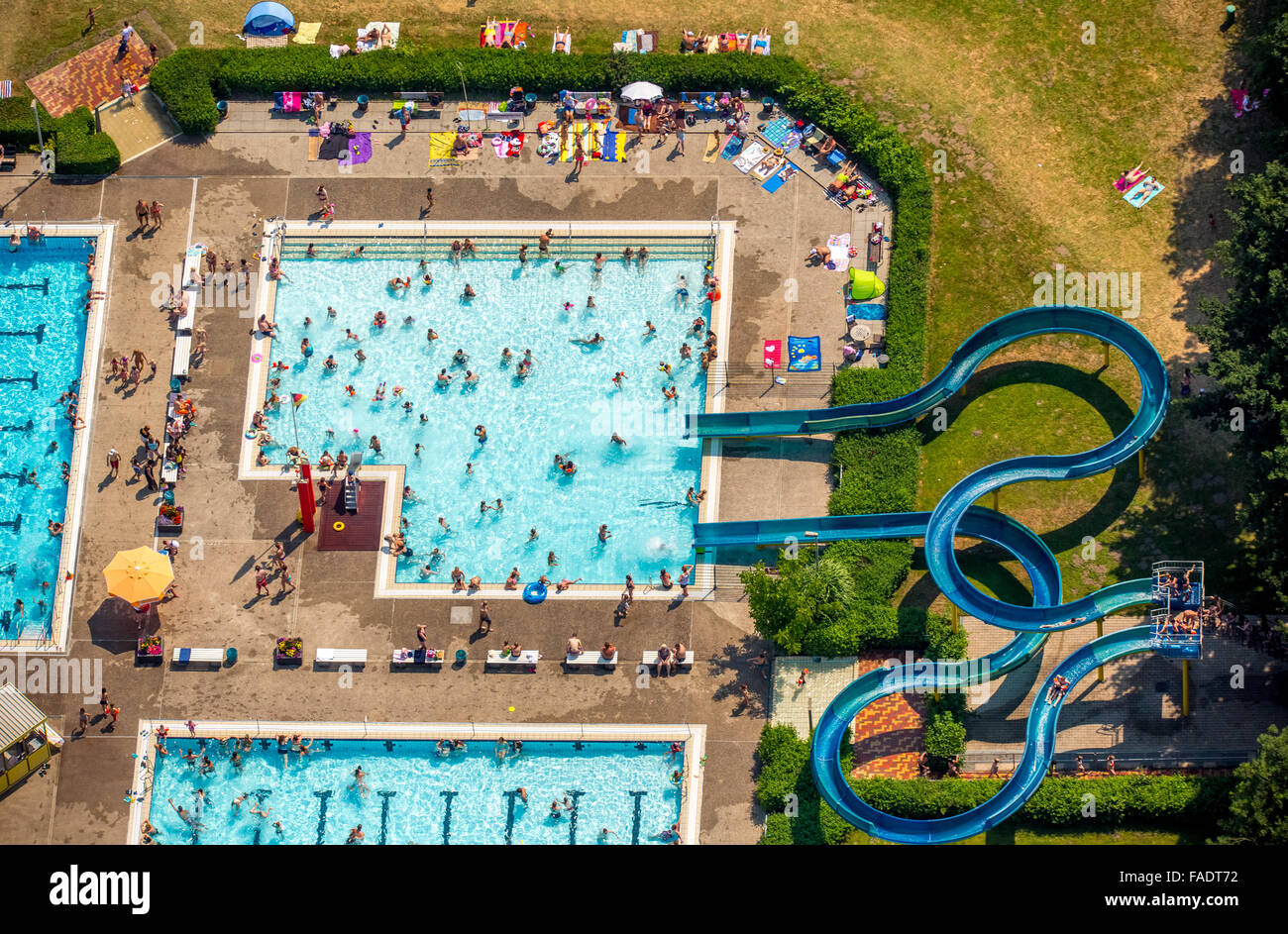 Luftbild, Schwimmbad, blaues Wasser, Baden, Sonnenbaden, Sonnenanbeter ...