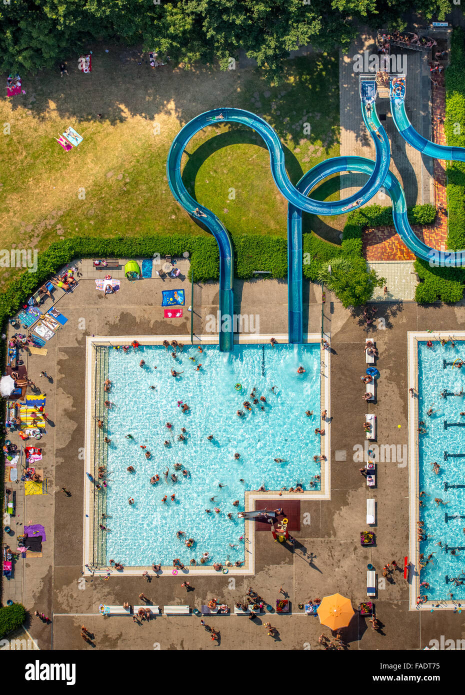 Luftbild, Schwimmbad, blaues Wasser, Baden, Sonnenbaden, Sonnenanbeter ...