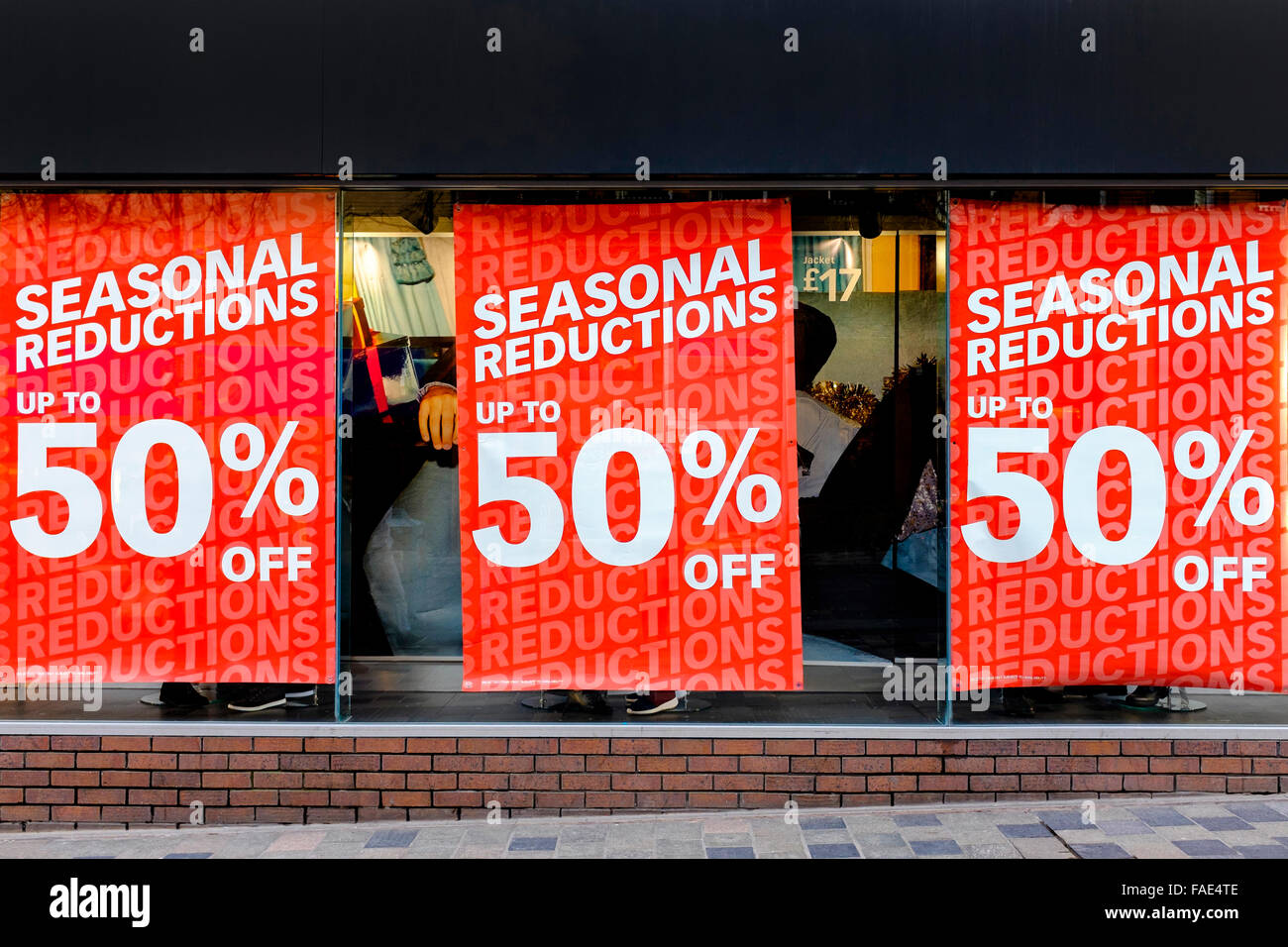 Shop window poster advertising sale -Fotos und -Bildmaterial in hoher ...