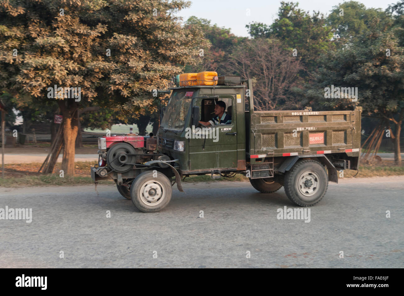Chinesische Lifan Pickup-Truck auf einer Straße in Shwe Kyet noch ...