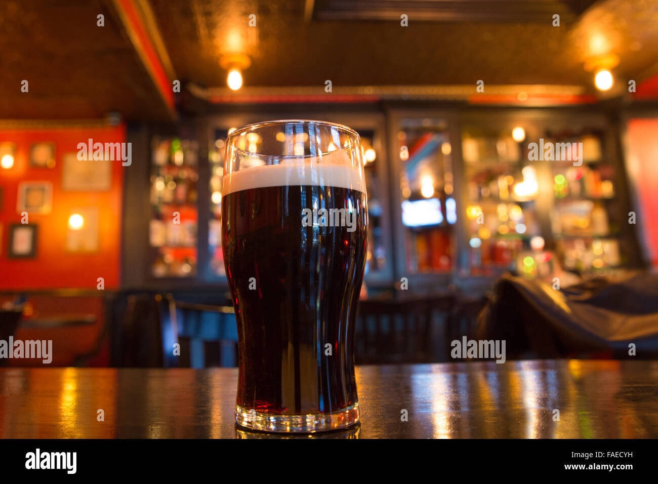 Glas dunkles bier Stockfotos und -bilder Kaufen - Alamy