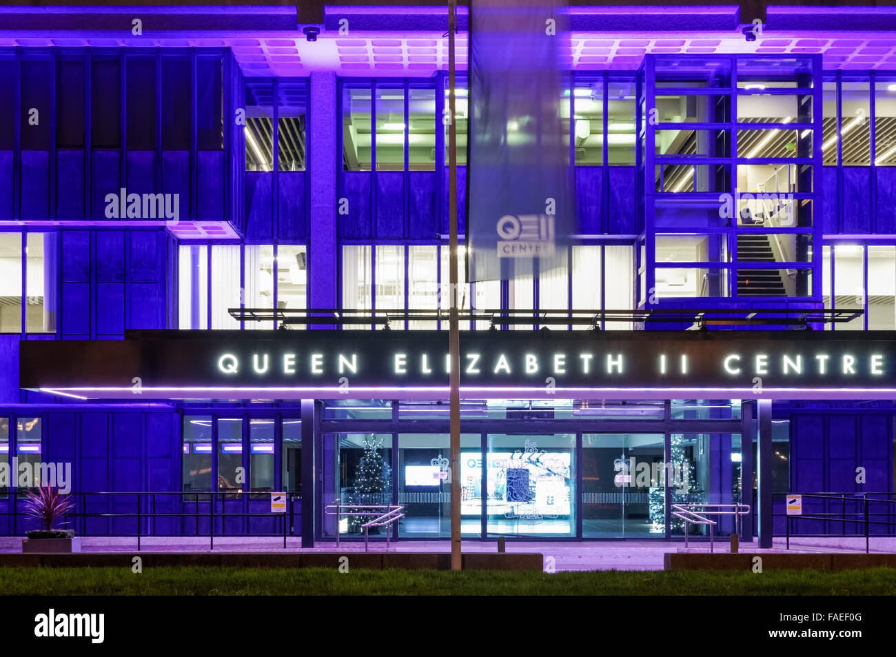 Queen elizabeth center in der nacht -Fotos und -Bildmaterial in hoher ...