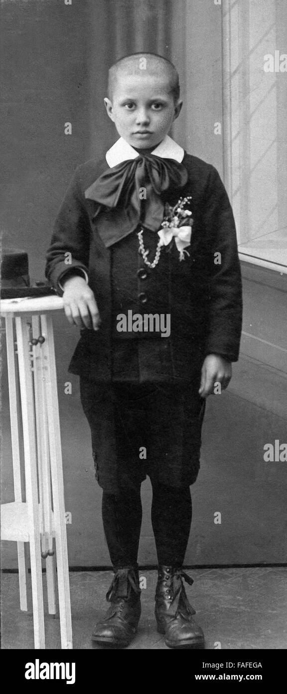 Ein Kleiner Junge Bei Seiner Ersten Heiligen Kommunion, Deutschland ...