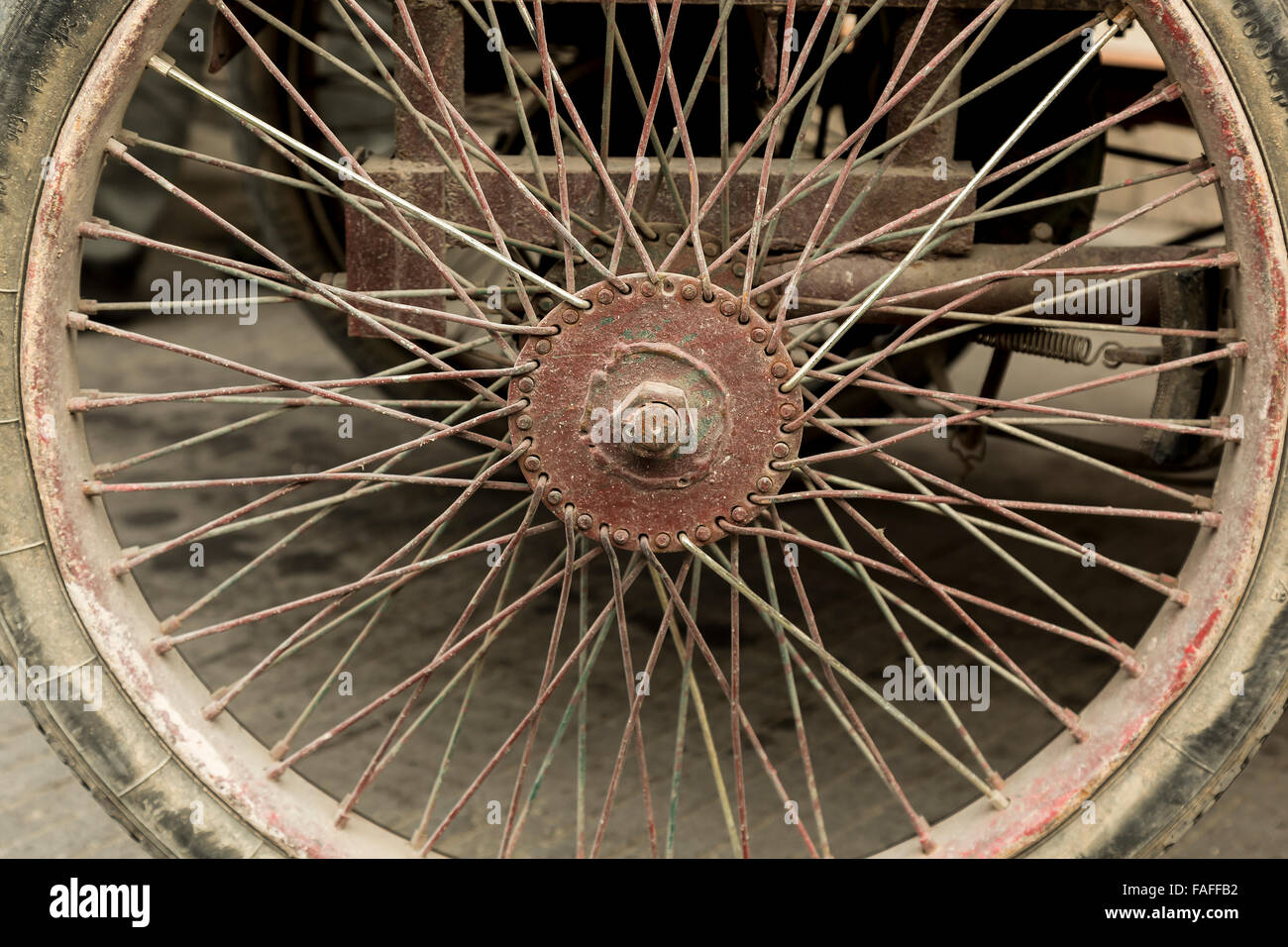 Altes eisen wagenrad -Fotos und -Bildmaterial in hoher Auflösung – Alamy