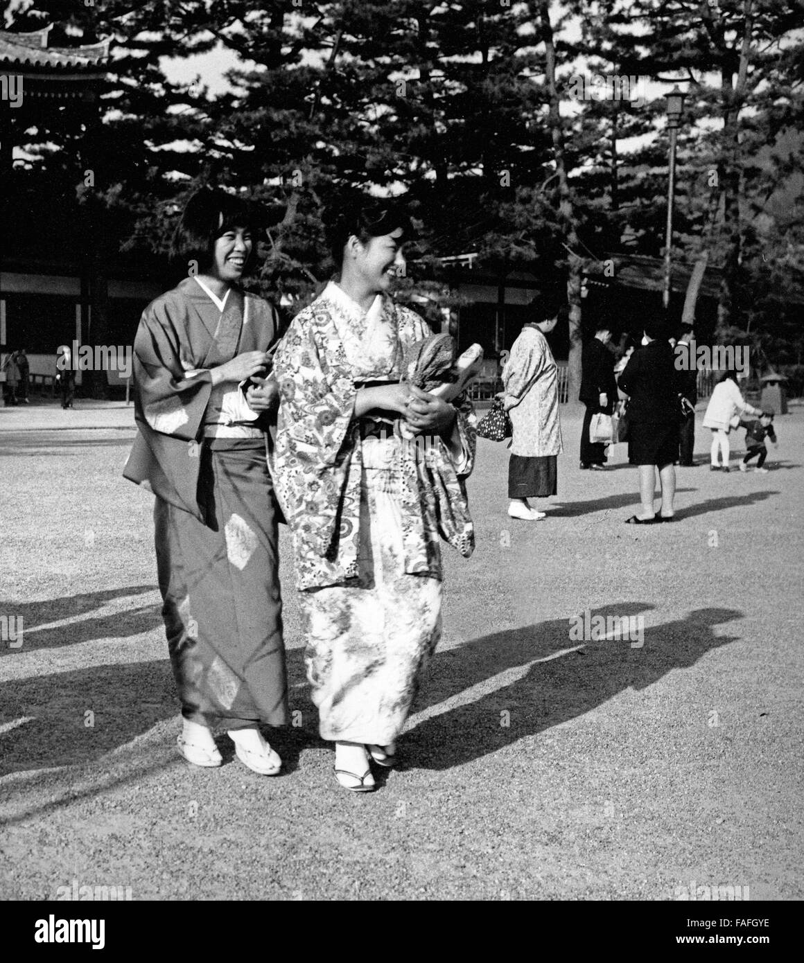 Zwei Frauen Im Traditionellen Kimono in Jaopan, 1960er Jahre. Zwei ...