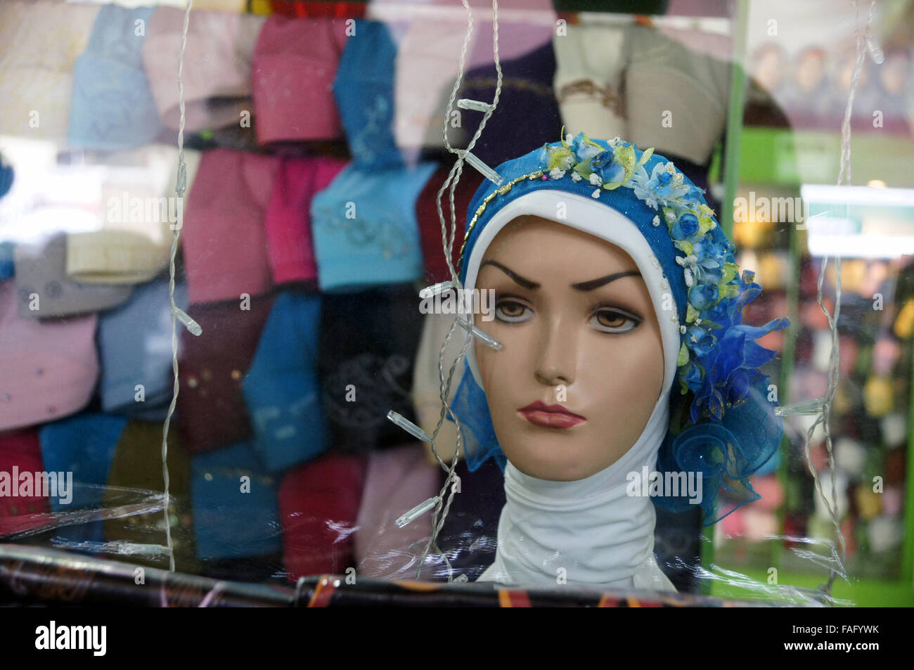 Muslimischer kopftuchladen -Fotos und -Bildmaterial in hoher Auflösung ...