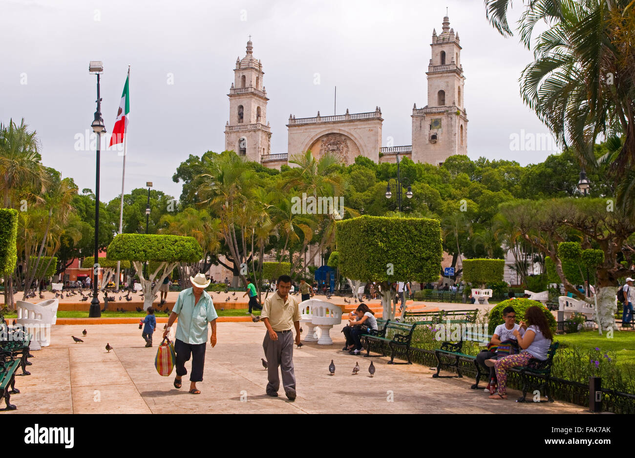 Menschen entspannen in der Plaza De La Independicia (Unabhängigkeit ...