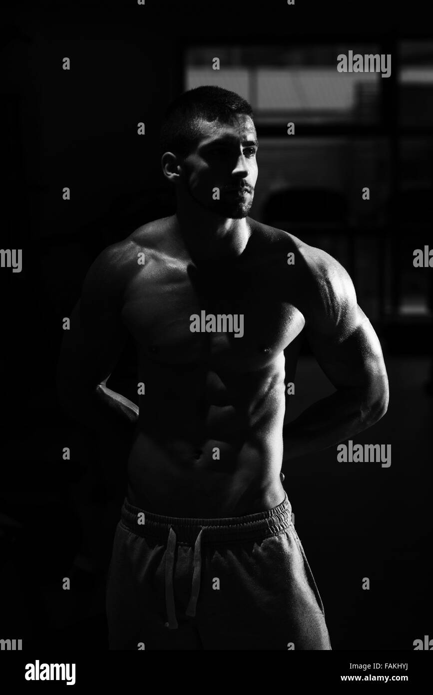 Athlet muskuläre brutale Bodybuilder emotionale posiert In einer ...