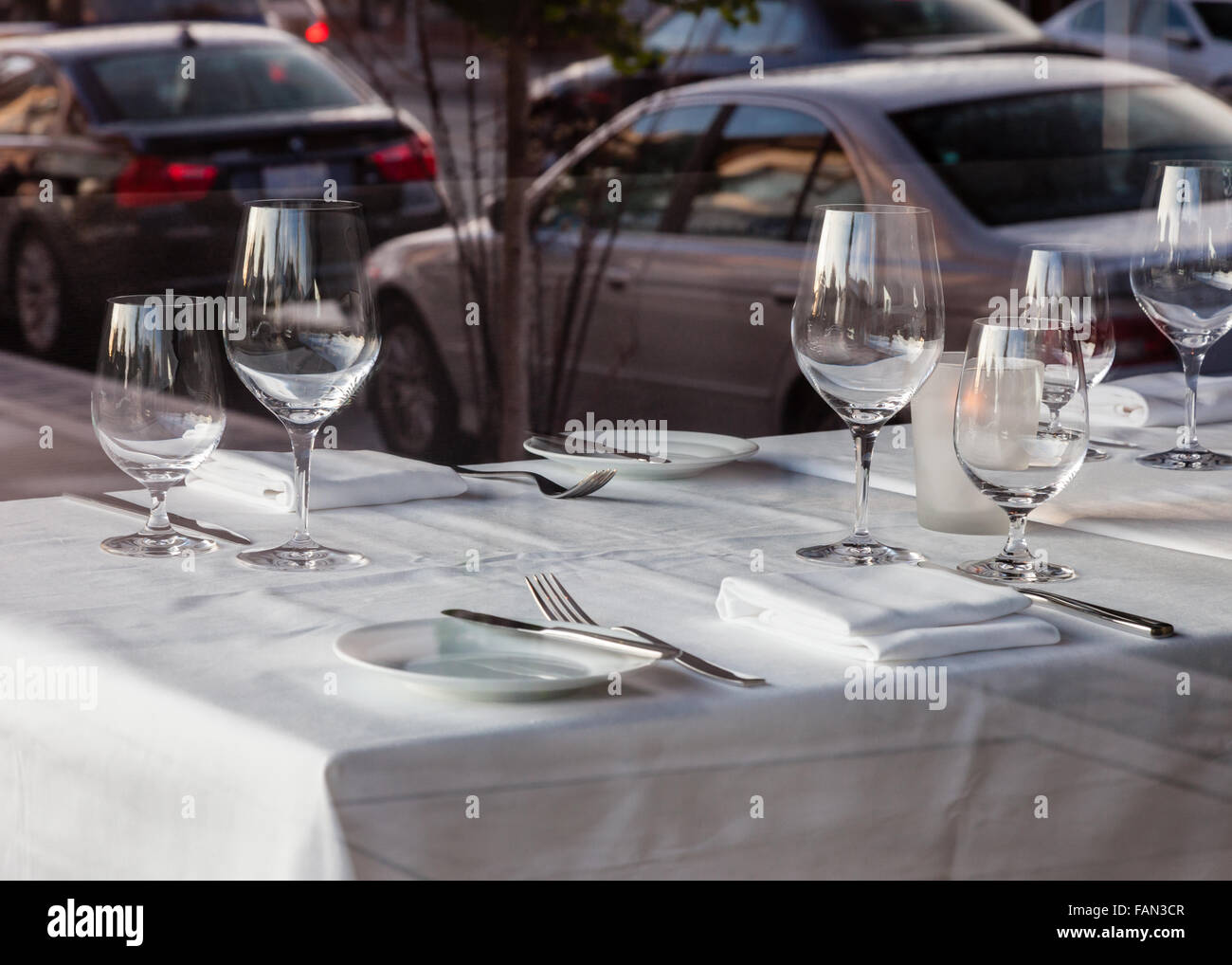 White table setting -Fotos und -Bildmaterial in hoher Auflösung – Alamy