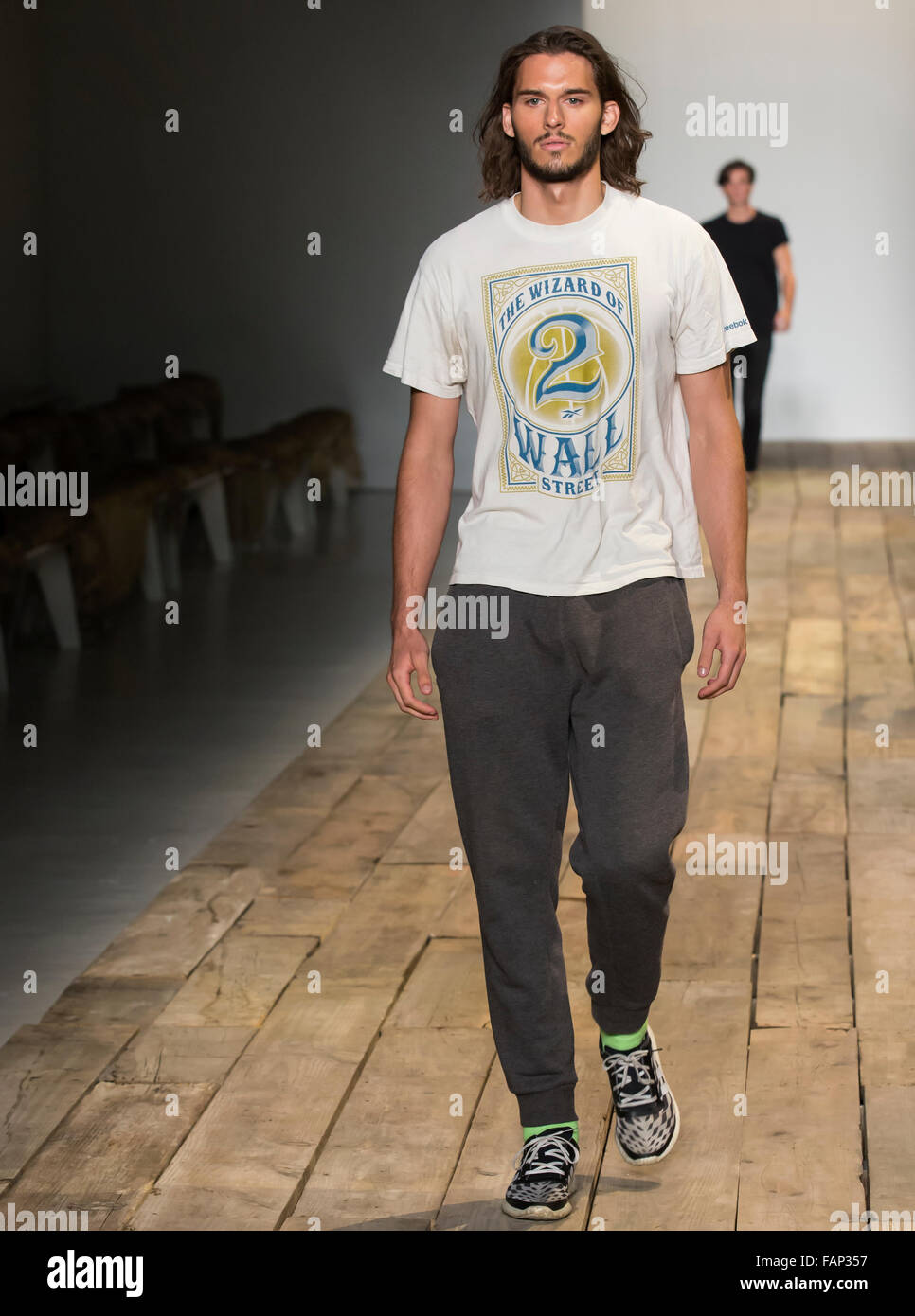 NEW YORK, NY - 15. Juli 2015: Eric Bryant geht die Start-und Landebahn ...