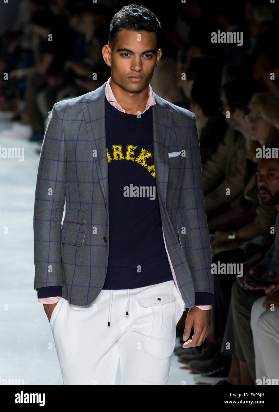 NEW YORK, NY - 15. Juli 2015: Terence Telle Spaziergänge an Michael ...