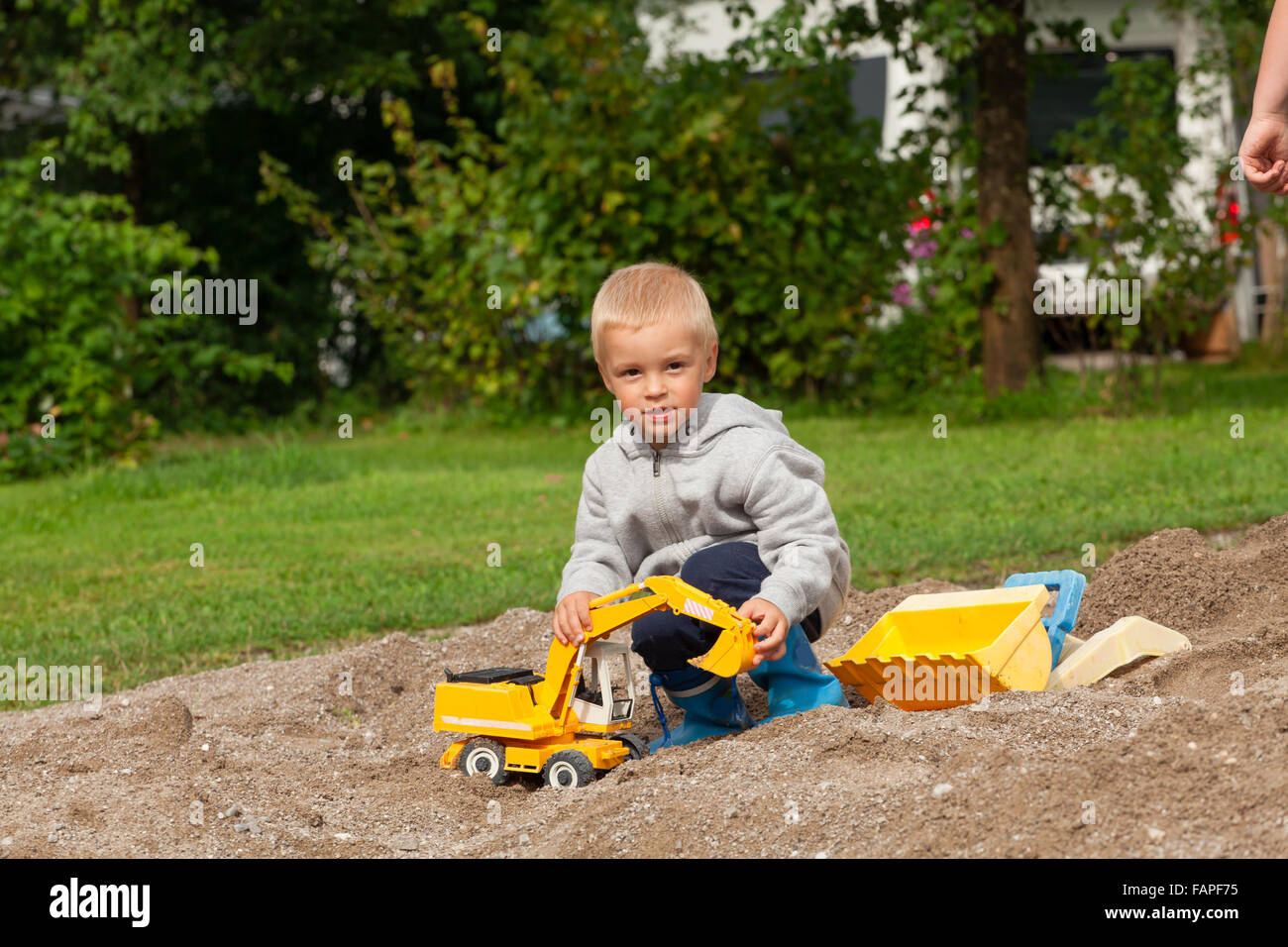 Kleiner Junge mit Kinder Bagger im Sandkasten spielen Stockfotografie ...